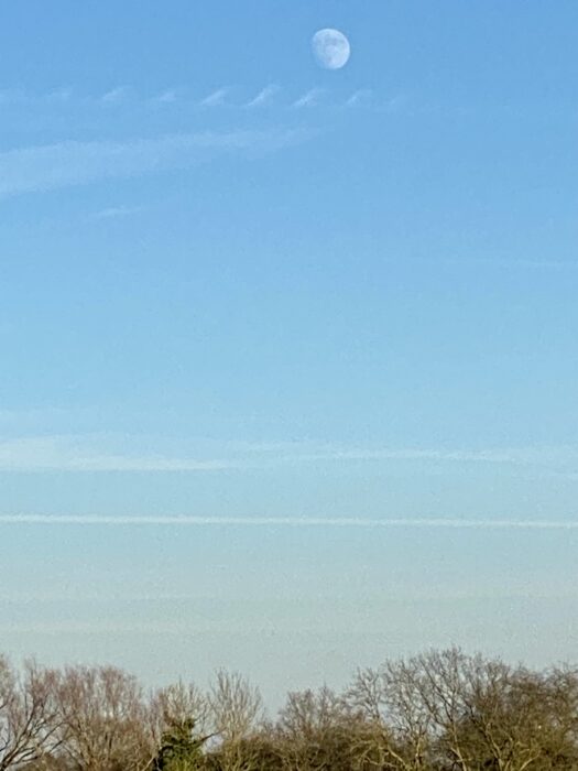 Fluctus (Kelvin-Helmholtz) just below the view of the moon,